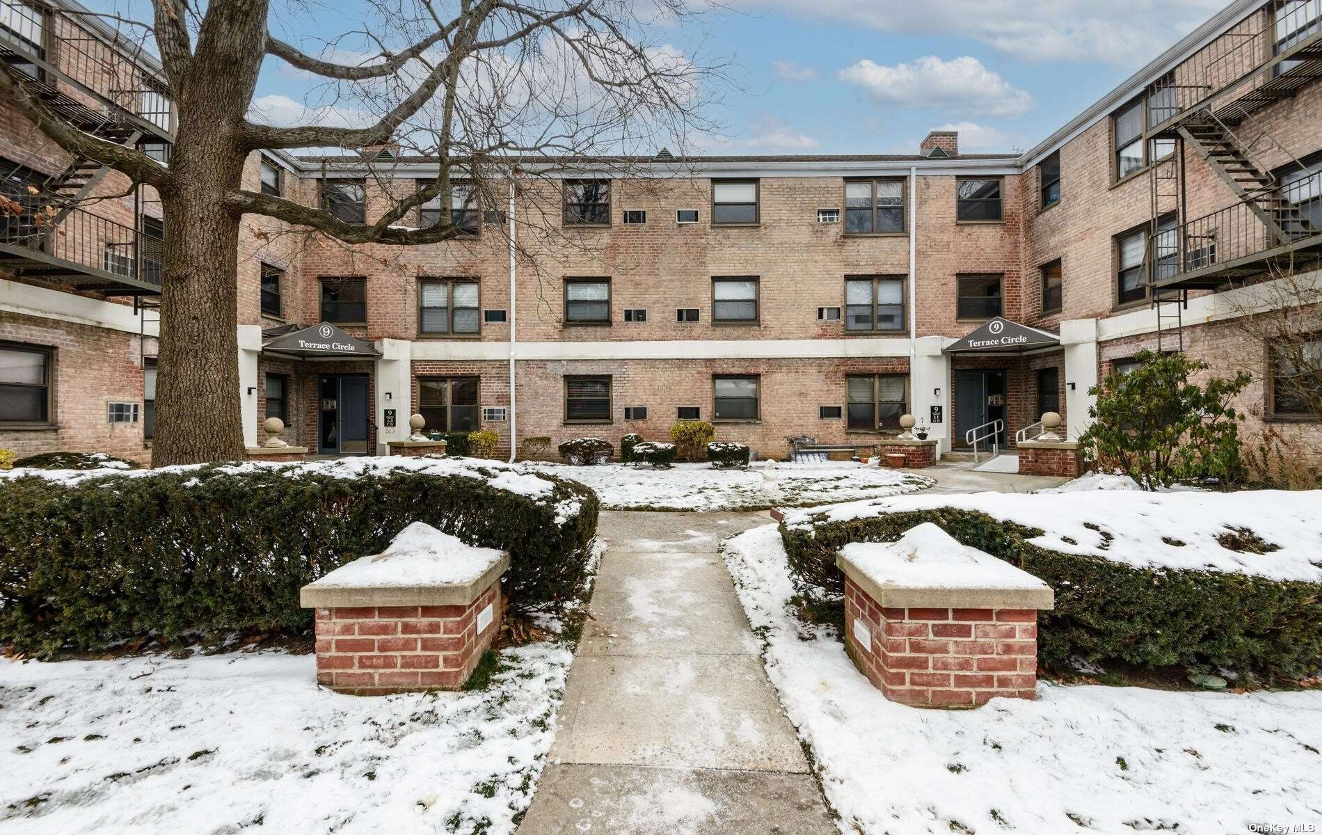 계약중 $39만9천 CONTRACT - 9 Terrace Circle #3F, 롱 아일랜드 그레이트넥 Great Neck ...